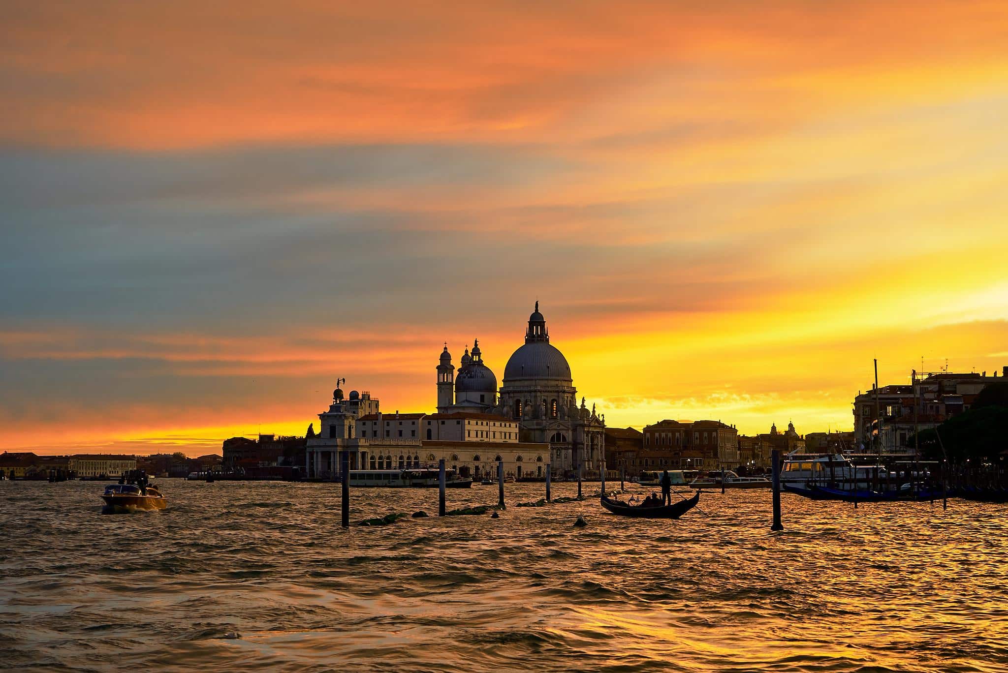 12 Cities Built Entirely Over Water